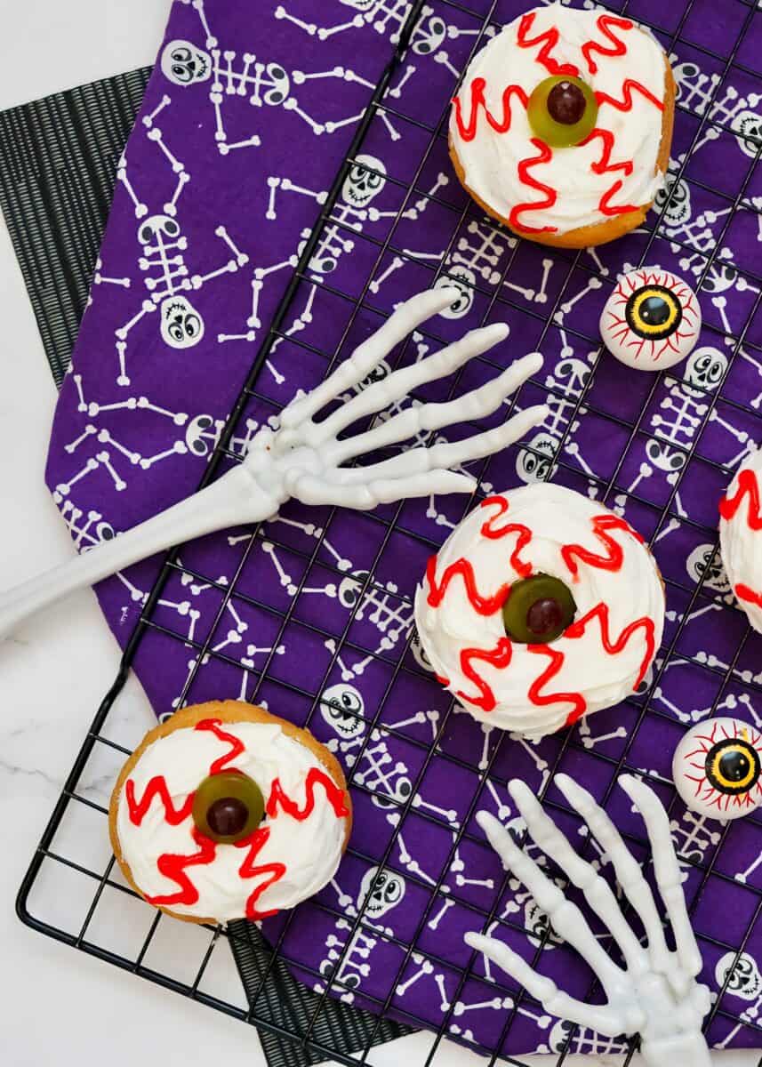 Halloween Eyeball Donuts Recipe: Easy and Spooky Treats for Halloween ...