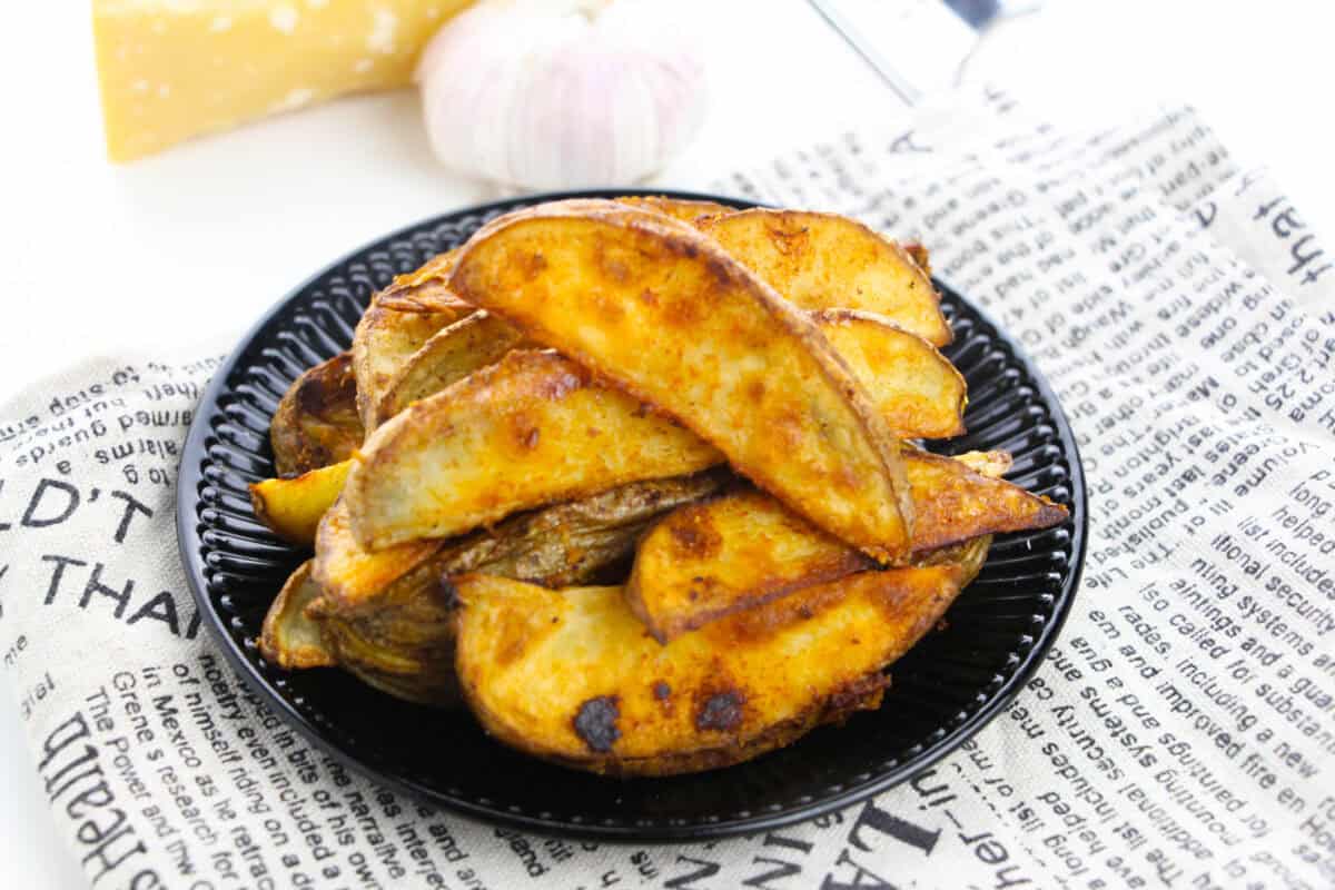 Baked Garlic Parmesan Potato Wedges – Easy, Crispy & Full of Flavor