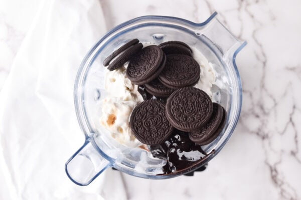 Easy Oreo Milkshake is the Perfect Way to Enjoy the Classic Treat!
