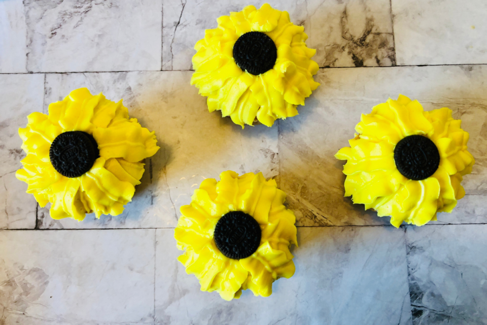 How to Make Beautiful Sunflower Cupcakes that Will Impress Your Guests